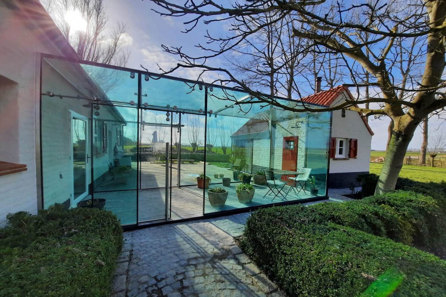 Glazen doorgang tussen bijgebouw en woning | Starconstruct